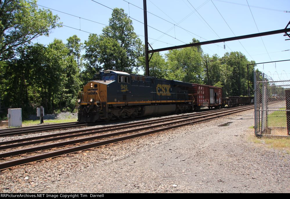 CSX 945 on W050 MofW equpt.